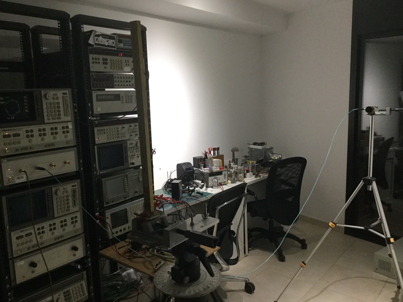 New joint venture with @ea3hmj. We are working to set up a HP 8530A ...